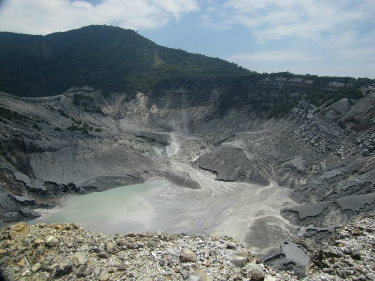 Kawah Ratu (Queen Crater) - West Java - Indonesia | YoExplore